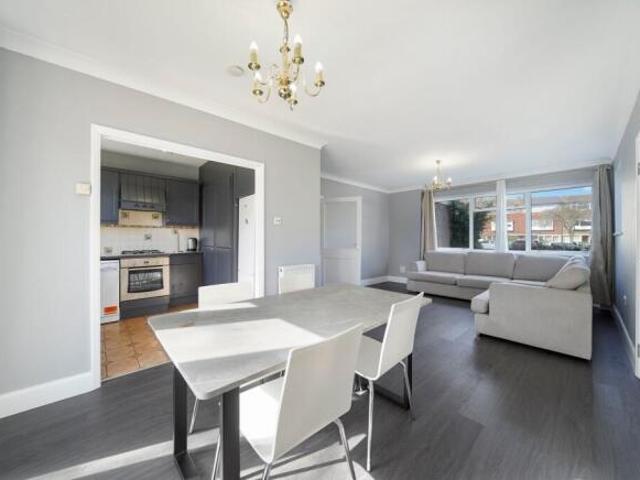 2 bedroom flat for rent in Oakways, London, SE9