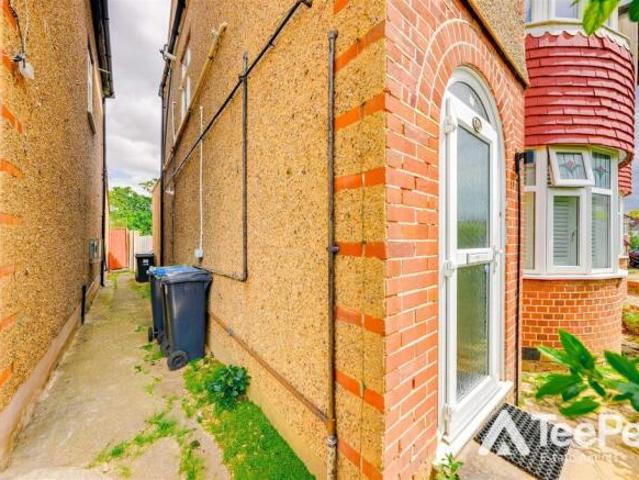 2 bedroom flat for rent in Oakwood Avenue, London, N14