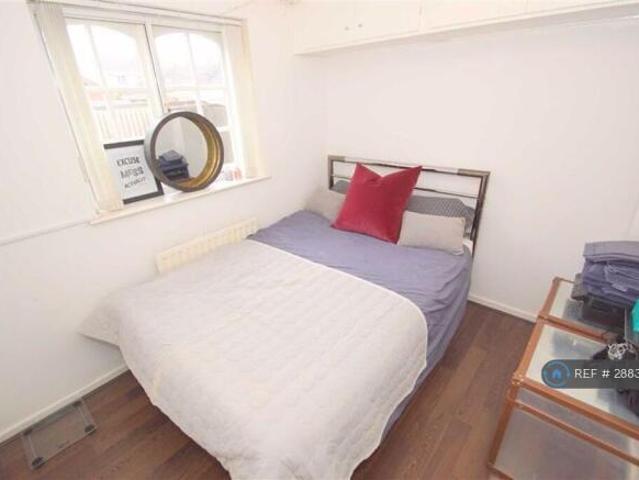 2 bedroom flat for rent in Oakdene Vale, Leeds, LS17