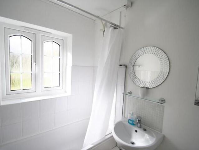 2 bedroom flat for rent in Oakdene Vale, Leeds, West Yorkshire, LS17