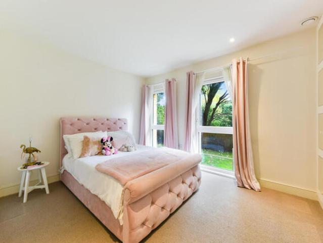 2 bedroom flat for rent in Oakhill Road, SW15