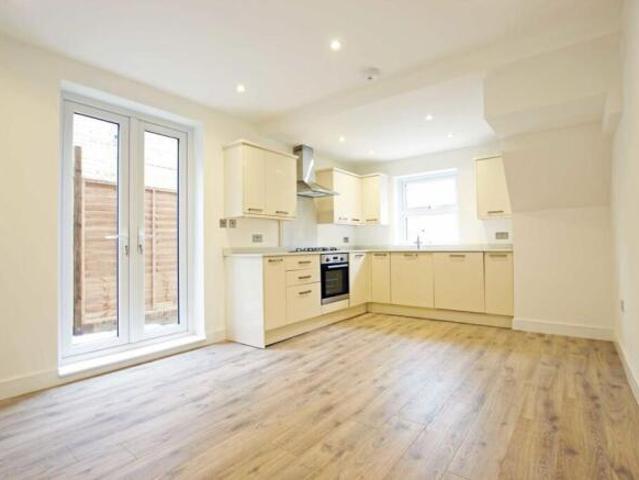 2 bedroom flat for rent in, Oaklands Grove, W12