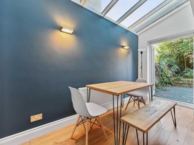 2 bedroom flat for rent in Oaklands Grove, Shepherds Bush, London W12 0JA, W12
