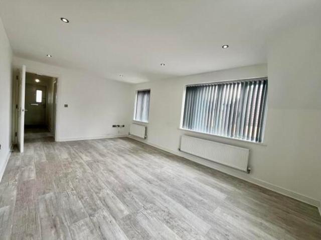 2 bedroom flat for rent in Oaklands Place, Gipton, LEEDS, LS8