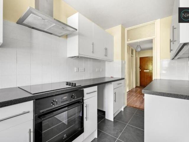 2 bedroom flat for rent in Oakside Court, Deepdene Close, Snaresbrook, London, E11