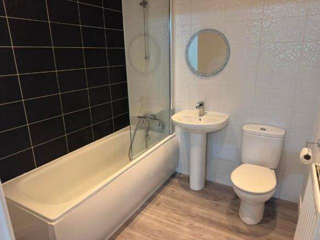 2 bedroom flat for rent in Oatlands Square, Glasgow, G5