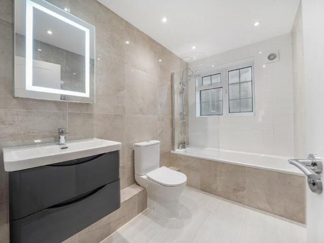 2 bedroom flat for rent in Okehampton Close, London, N12