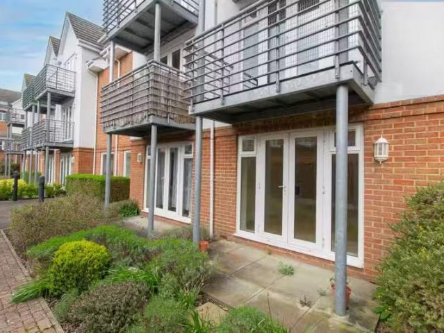 2 bedroom flat for rent in Old Dairy Close, Fleet, GU51