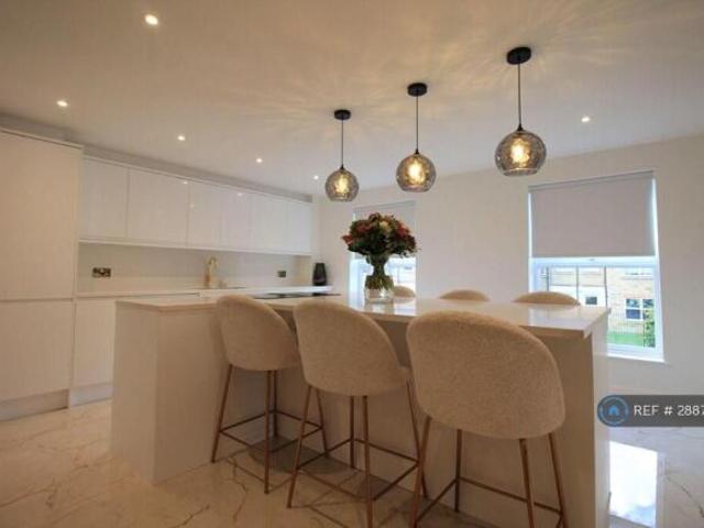 2 bedroom flat for rent in Old Park Road, Enfield, EN2