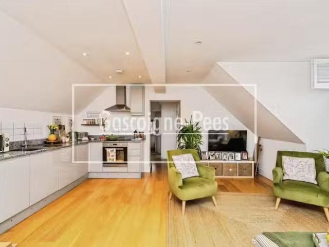 2 bedroom flat for rent in Old Woking Road, West byfleet, KT14