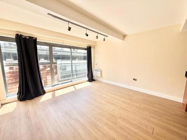 2 bedroom flat for rent in Oldham Road, Manchester, M4
