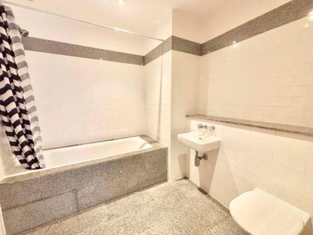 2 bedroom flat for rent in Oldham Road, Manchester, M4