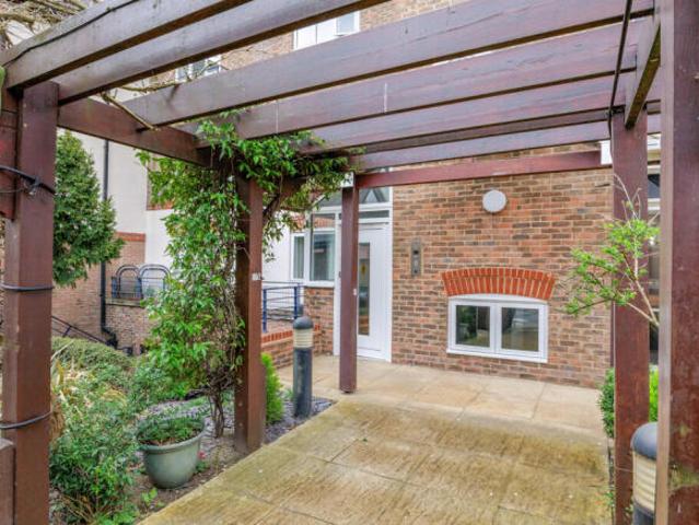 2 bedroom flat for rent in Osiers Court, Steadfast Road, Kingston Upon Thames, KT1