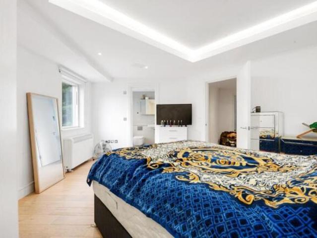 2 bedroom flat for rent in Ostro House, Finchley Road, London, NW2