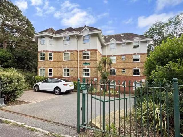 2 bedroom flat for rent in Opposite Tennis Courts Central Bour.