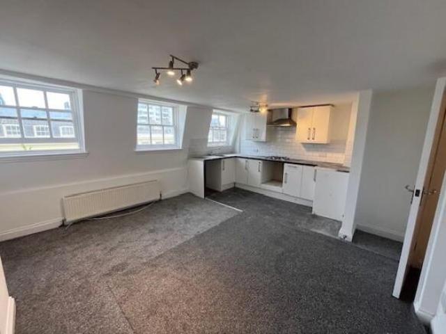 2 bedroom flat for rent in Oriental Place, Brighton, BN1