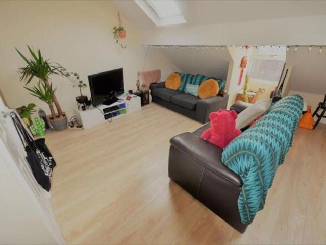 2 bedroom flat for rent in Otley Road, LS6