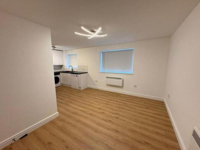 2 bedroom flat for rent in Overton Drive, Chadwell Heath, RM6