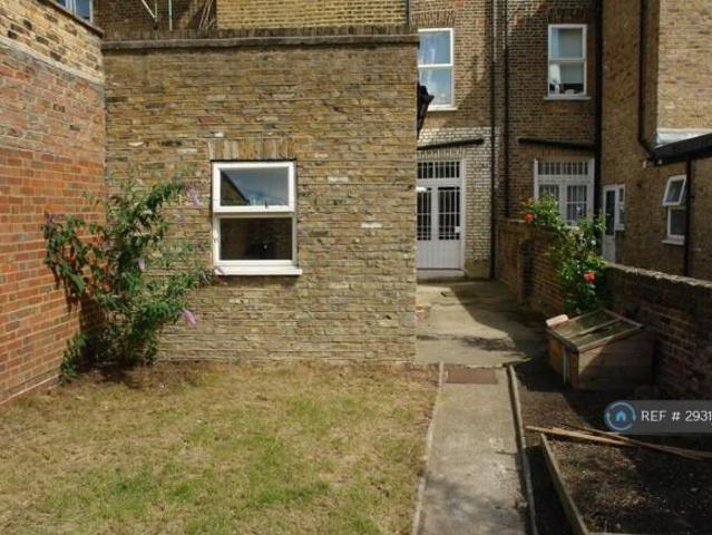 2 bedroom flat for rent in Oxford Road, London, N4