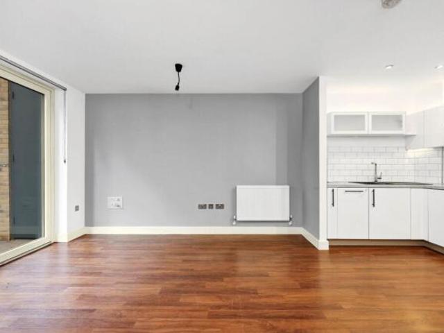 2 bedroom flat for rent in Oxley Square, Mile End, London, E3