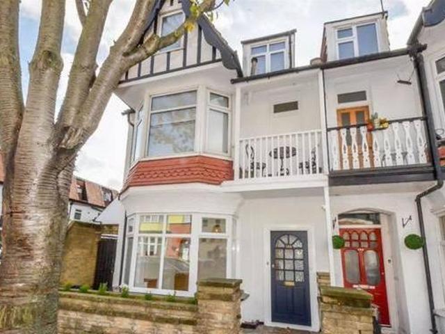 2 bedroom flat for rent in Pall Mall Leighonsea Essex SS9