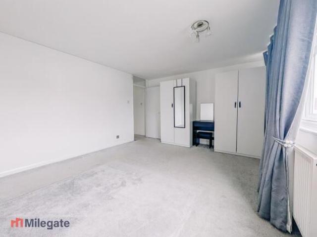 2 bedroom flat for rent in Pallester Court, Wayside, London, NW11