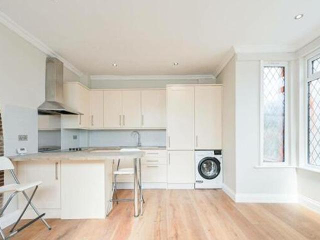 2 Bedroom Flat For Rent In Palmers Green, London