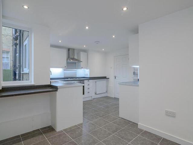 2 bedroom flat for rent in Palmerston Court, TW10