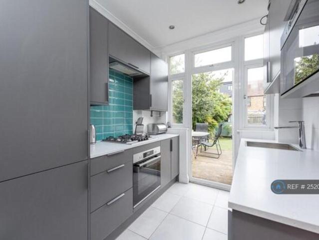 2 bedroom flat for rent in Park Avenue, Mitcham, CR4