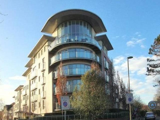 2 bedroom flat for rent in Park Heights Woking GU22