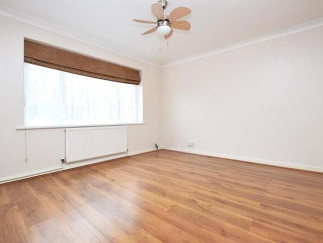 2 bedroom flat for rent in Park Lane, Chadwell Heath, RM6