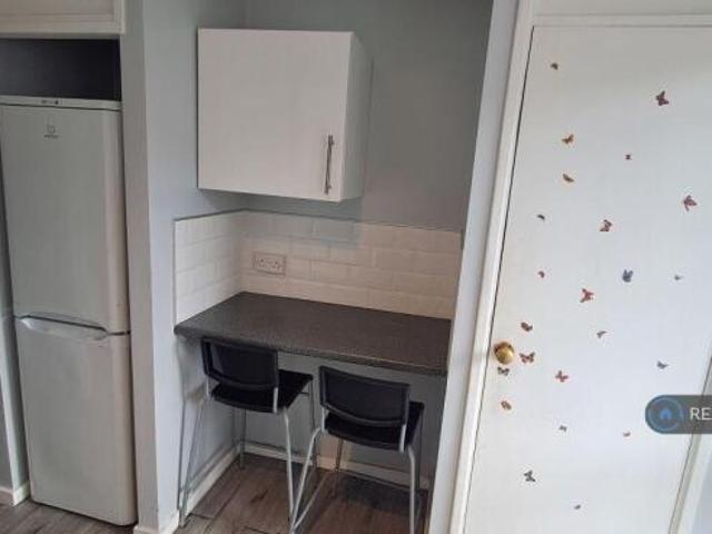 2 bedroom flat for rent in Park Lane Close, London, N17