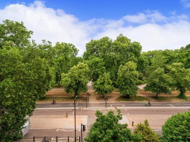 2 bedroom flat for rent in Park Lodge, Park Close, SW1X