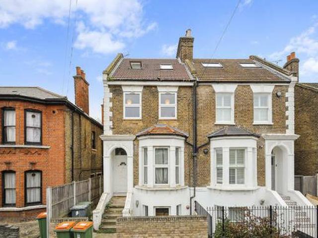 2 bedroom flat for rent in Park Road Stratford E15