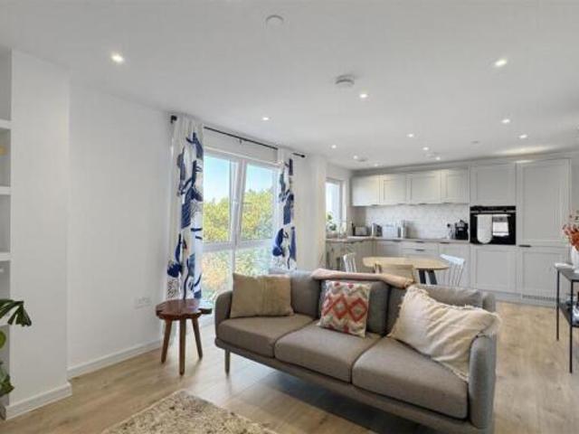 2 bedroom flat for rent in Park Road, Poole, BH15