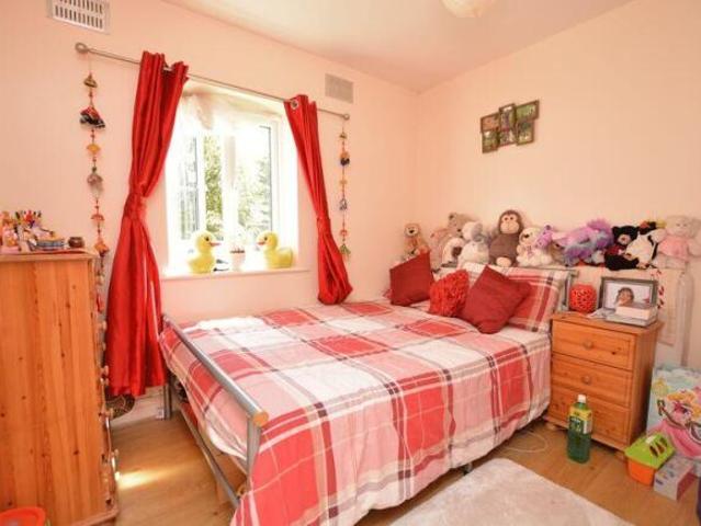 2 bedroom flat for rent in Park Street, Slough, SL1