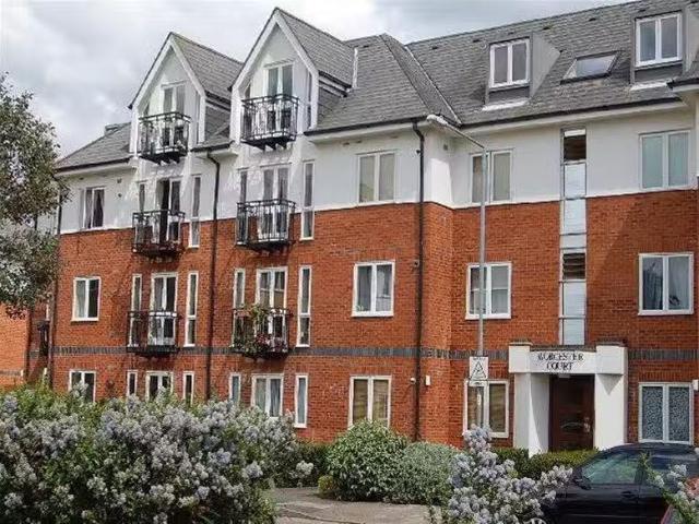 2 bedroom flat for rent in Park View Close, St Albans, AL1