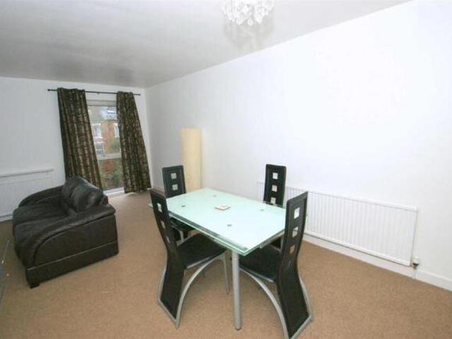 2 bedroom flat for rent in Park Villa Court, Leeds, LS8