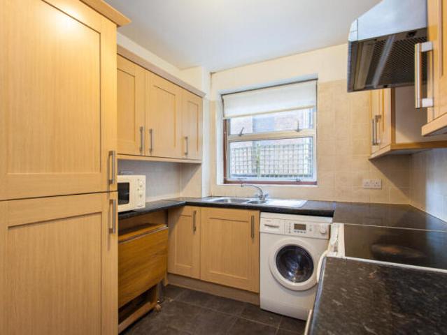 2 bedroom flat for rent in Parkgate Road, SW11