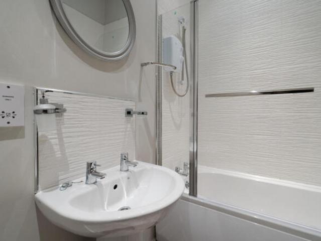 2 bedroom flat for rent in Parkfield Road, Liverpool, Merseyside, L17