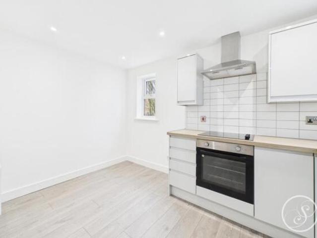 2 bedroom flat for rent in Parkwood Court, Leeds, LS8