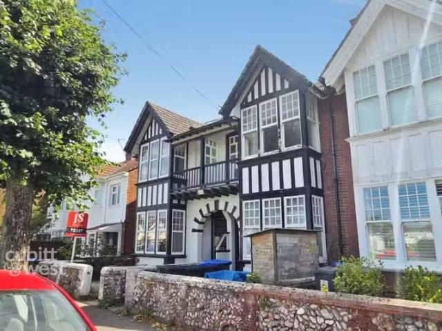 2 bedroom flat for rent in Pavilion Road Worthing BN14