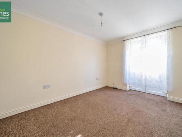 2 bedroom flat for rent in Pavilion Road, Worthing, West Sussex, BN14