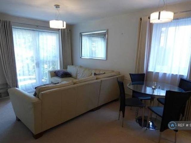 2 bedroom flat for rent in Pavilions Windsor SL4