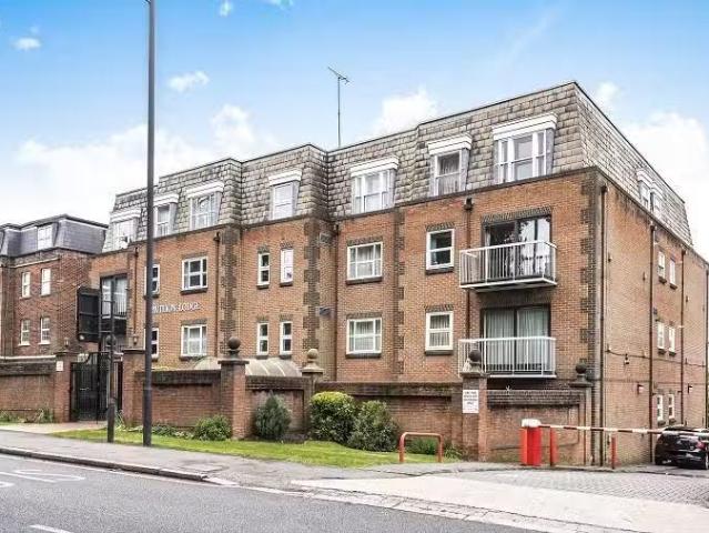 2 bedroom flat for rent in Pavillion Lodge, Lower Road, Harrow.
