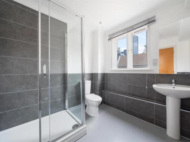 2 bedroom flat for rent in Peninsula Court, Canary Wharf, E14