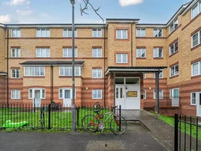 2 bedroom flat for rent in Peatey Court, High Wycombe, HP13