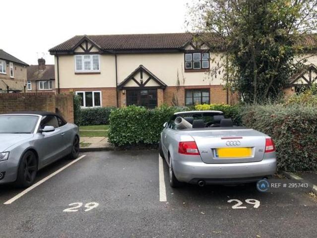 2 bedroom flat for rent in Peel Court, Slough, SL1