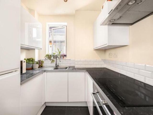 2 bedroom flat for rent in Pelham Road, London, E18