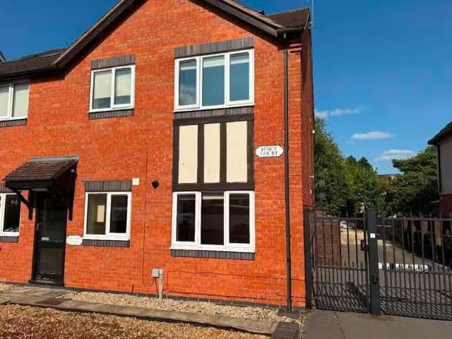 2 bedroom flat for rent in Percy Court, Percy Street, Stratfor.